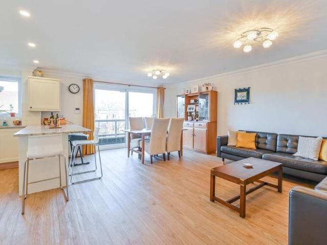 Holden Road, Woodside Park, London, N12 2 bed flat to rent £2,350 pcm £542 pw