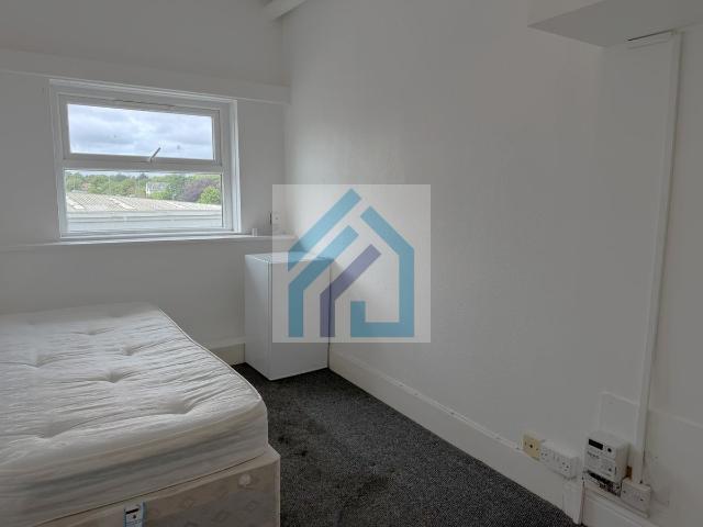 Holdenhurst Road, Bournemouth BH8, Room to rent, £695 pcm | PrimeLocation