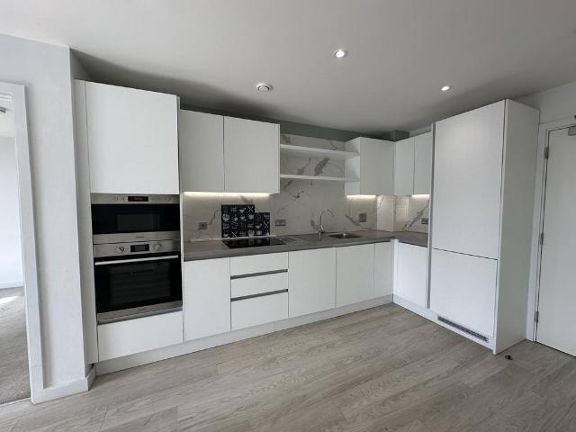 Holdenhurst Road, Bournemouth, 2 bed flat to rent £1,600 pcm £369 pw