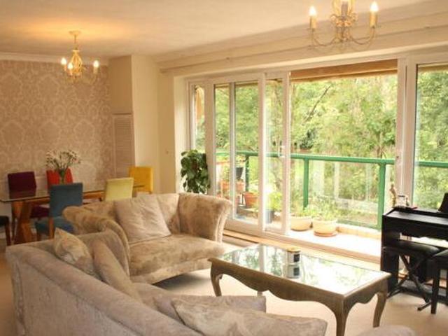 Holders Hill Road, London, 3 Bedroom Flat
