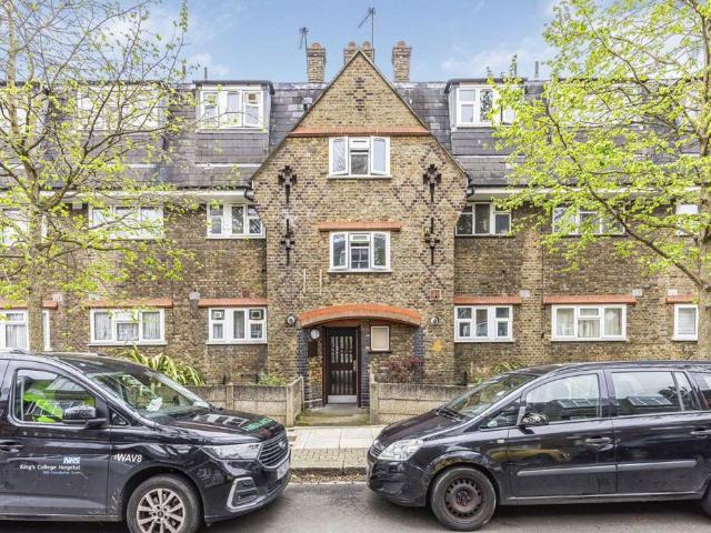 Holgate Avenue, London SW11 2 bed flat to rent £2,000 pcm £462 pw