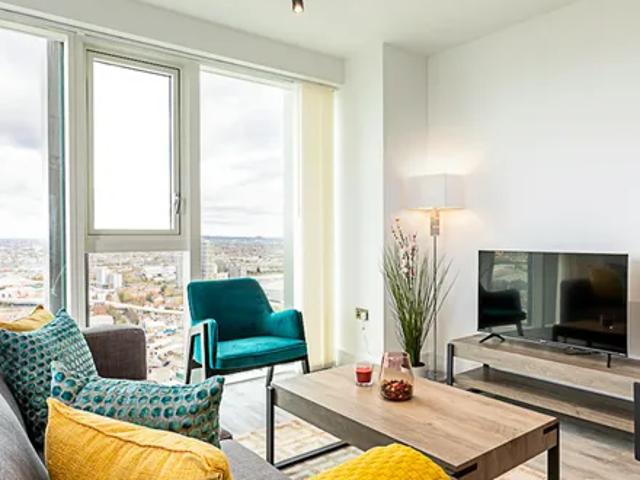 Holiday Inn London West, 4 Portal Way, London, W3 6RT, United Kingdom | 2 bed apartment for rent #160135168 | Rentberry