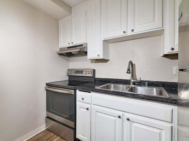 HOLIDAY SPECIAL* 1 MONTH FREE! Welcome to Surfcaster Apartments Studio Apartment for Rent at 5050 Niagara Ave, San Diego, CA 92107 Ocean Beach