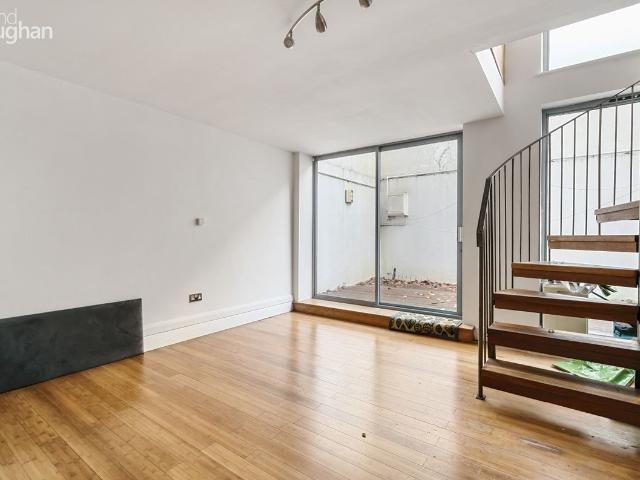Holland Mews, Hove, East Sussex BN3, 3 bed flat to rent, £1,850 pcm | PrimeLocation
