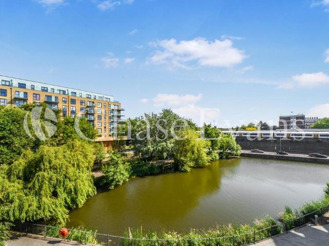 Holland Building, Langley Square. 2 bed flat to rent £1,850 pcm £427 pw