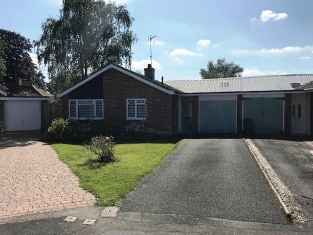 Holland Close, Bidford On Avon B50, 2 bed bungalow to rent, £995 pcm | PrimeLocation