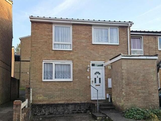 Holland Close, Redhill, 3 Bedroom End