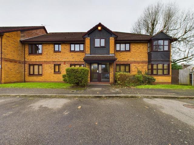 Holland Close, Romford RM7 1 bed flat to rent £1,275 pcm £294 pw