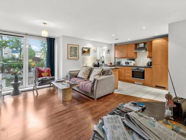 Holland Gardens, Brentford, Middlesex 2 bed flat to rent £2,400 pcm £554 pw