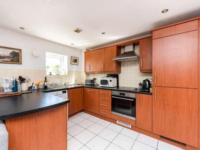 Holland Gardens, Brentford, TW8