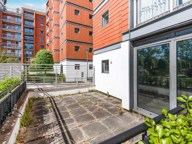 Holland Gardens, Brentford, TW8 2 bed flat to rent £2,400 pcm £554 pw