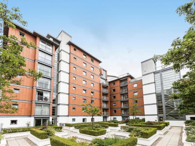 Holland Gardens, Brentford TW8 2 bed flat to rent £2,400 pcm £554 pw