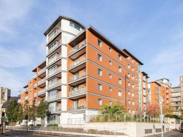 Holland Gardens, Brentford TW8 2 bed flat to rent £2,400 pcm £554 pw