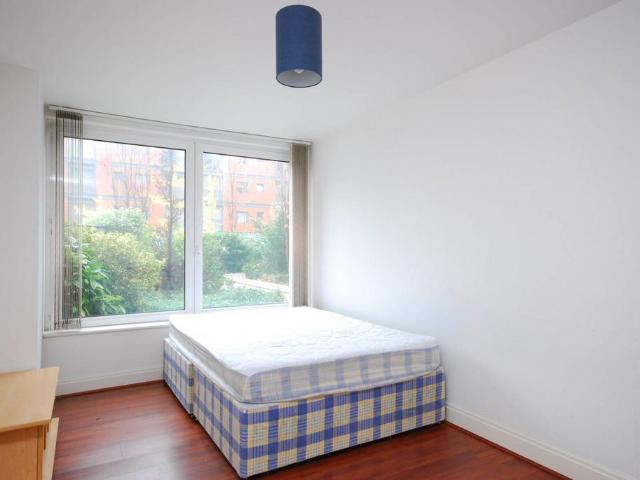 Holland Gardens, Brentford, TW8 2 bed flat to rent £4,000 pcm £923 pw