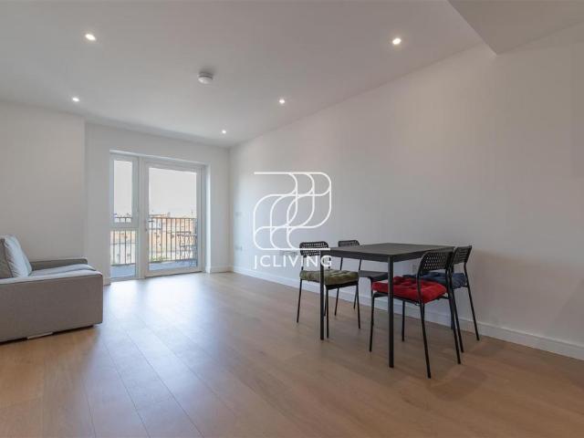 Holland House, London 2 bed flat to rent £4,000 pcm £923 pw