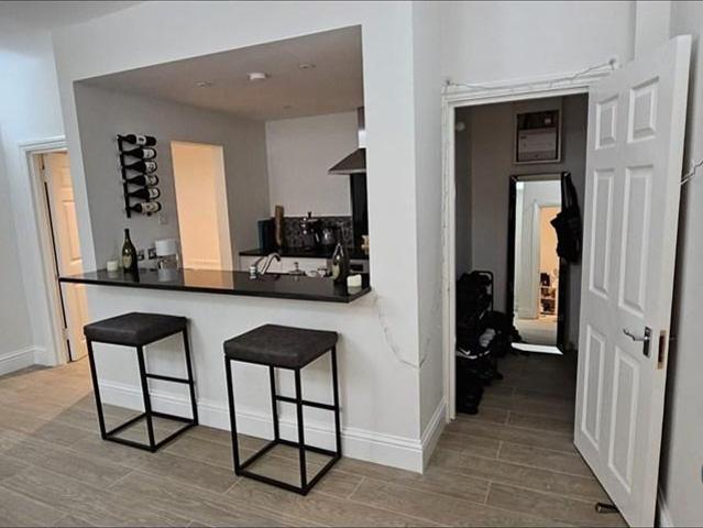 Holland Park Avenue, London, W11 1 bed flat to rent £1,950 pcm £450 pw