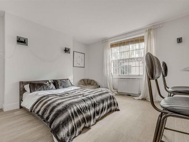 Holland Park Avenue, London W11 Studio to rent £1,898 pcm £438 pw