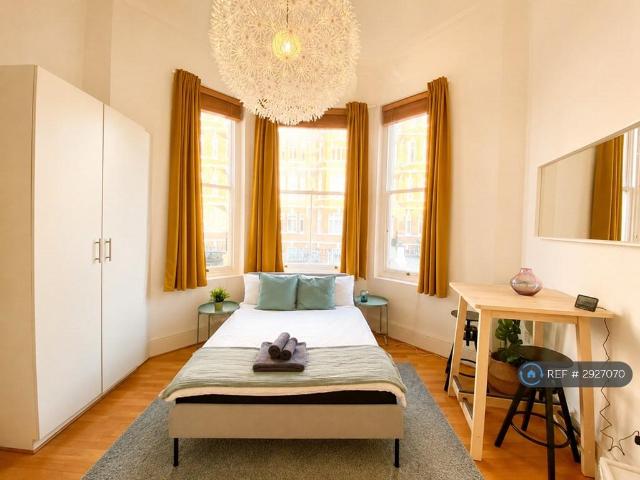 Holland Park Gardens, London, W14 Studio to rent £1,399 pcm £323 pw
