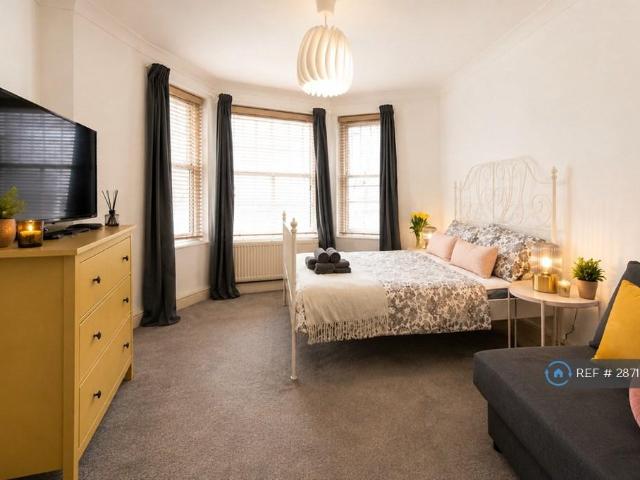 Holland Park Gardens, London, W14 Studio to rent £1,650 pcm £381 pw