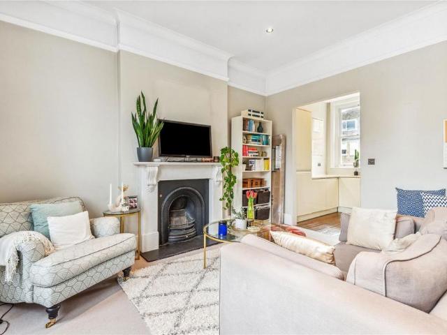 Holland Park Gardens, London W14 1 bed flat to rent £2,800 pcm £646 pw