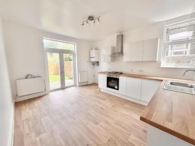 Holland Road, Kensal Rise, London NW10, 2 bed flat to rent, £2,250 pcm | PrimeLocation