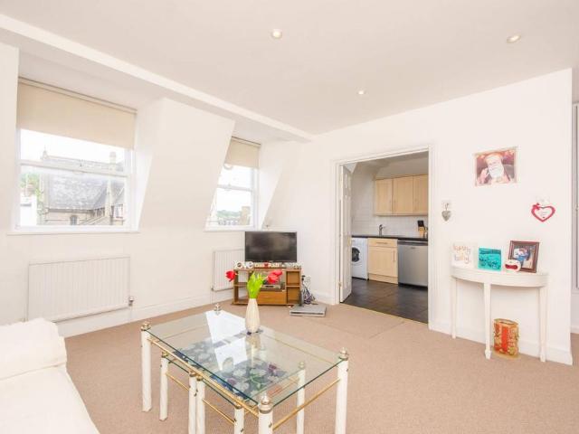 Holland Road, Holland Park, London, W14 2 bed flat to rent £2,550 pcm £588 pw