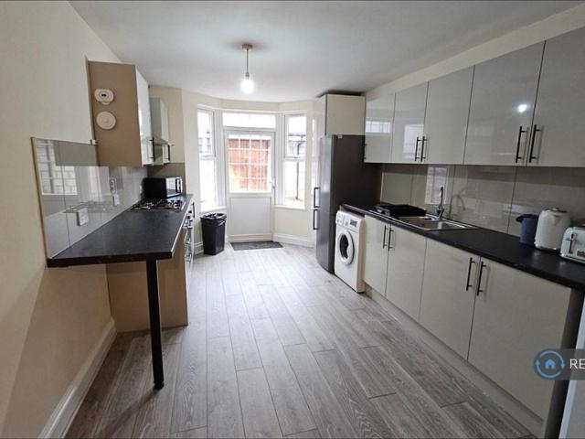 Holland Road, London, E15 4 bed terraced house to rent £3,000 pcm £692 pw