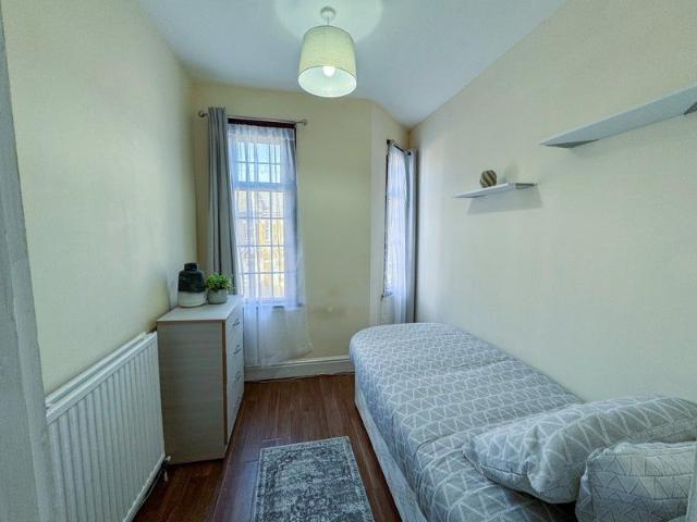 Holland Road, London E15, Room to rent, £690 pcm | PrimeLocation