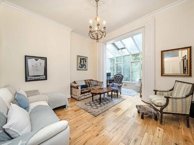 Holland Road, London W14 2 bed flat to rent £3,000 pcm £692 pw