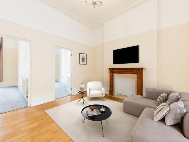 Holland Road, London W14 2 bed flat to rent £2,500 pcm £577 pw