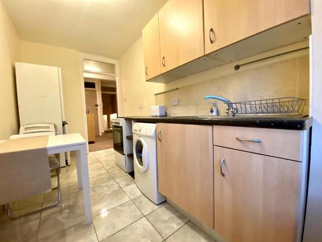 Holland Road, London 2 bed flat to rent £2,100 pcm £485 pw