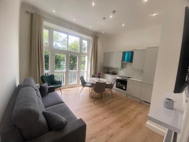 Holland Road, W14 1 bed flat to rent £2,800 pcm £646 pw