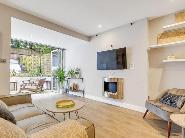 Holland Road W14, 2 bed flat to rent, £3,575 pcm | PrimeLocation