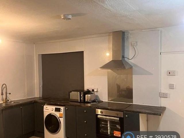 Hollinwood Avenue, Manchester, M40 3 bed flat to rent £1,195 pcm £276 pw