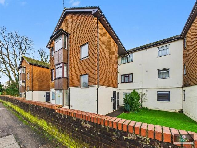 Hollin Court, Crawley RH10 1 bed flat to rent £1,150 pcm £265 pw