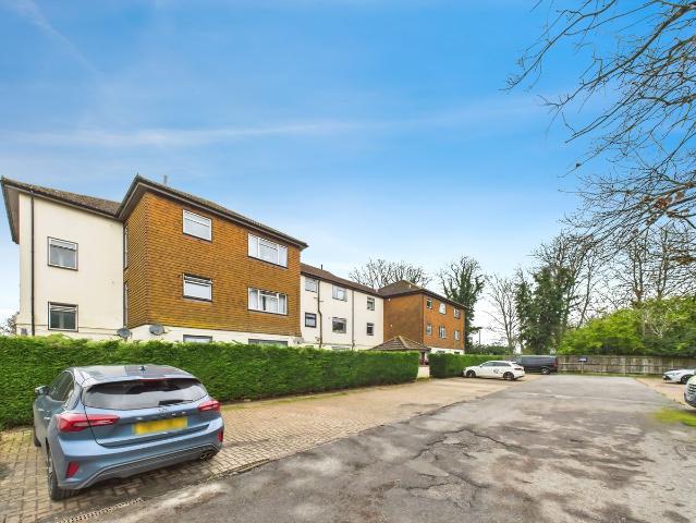 Hollin Court, Crawley RH10, 1 bed flat to rent, £1,100 pcm | PrimeLocation