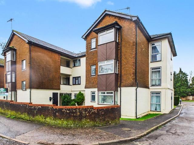 Hollin Court, Northgate RH10, 1 bed flat to rent, £1,100 pcm | PrimeLocation