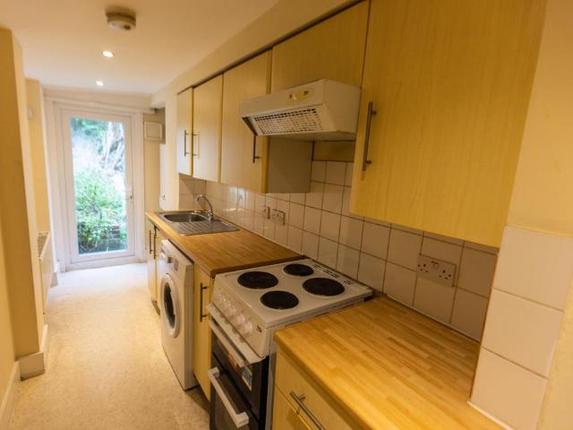 Hollingdean Road, Brighton BN2 5 bed terraced house to rent £2,275 pcm £525 pw