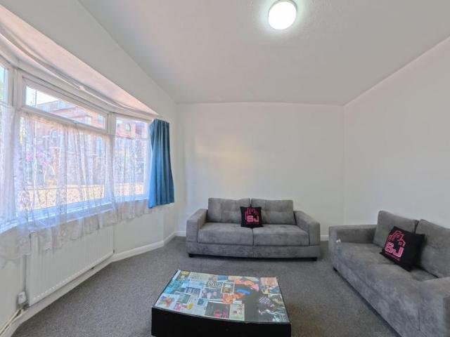 Hollingdean Road Brighton BN2 5 bed terraced house to rent £2,690 pcm £621 pw