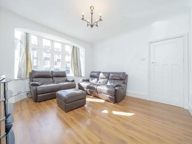Hollickwood Avenue, N12, London