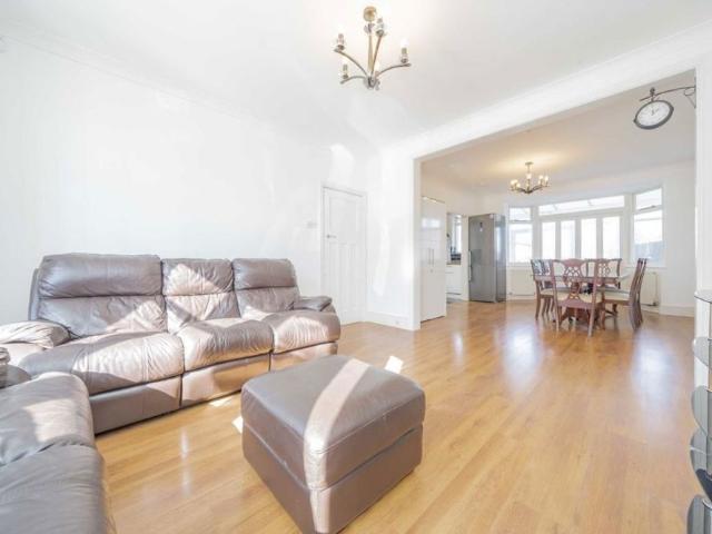 Hollickwood Avenue, N12, London