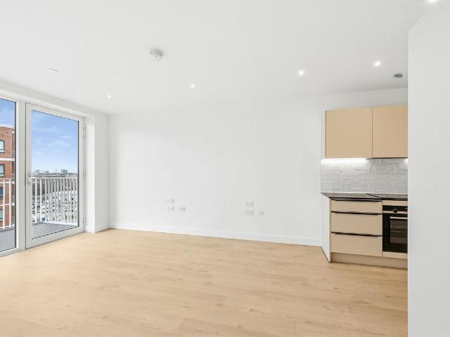Hollidge House, Southlake Road, London SE28, 2 bed flat to rent, £2,500 pcm | PrimeLocation
