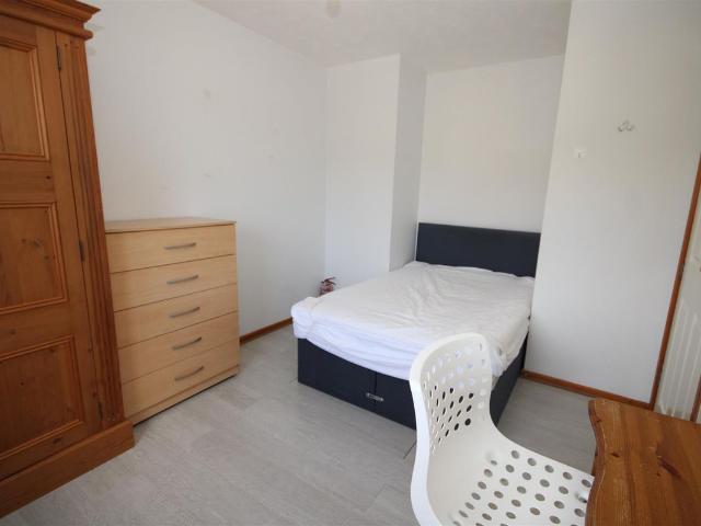 Hollow Close, Guildford GU2, Room to rent, £800 pcm | PrimeLocation