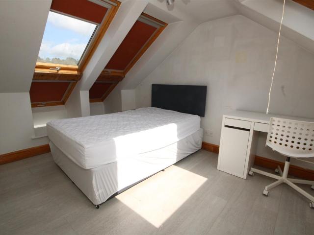 Hollow Close, Guildford GU2, Room to rent, £800 pcm | PrimeLocation