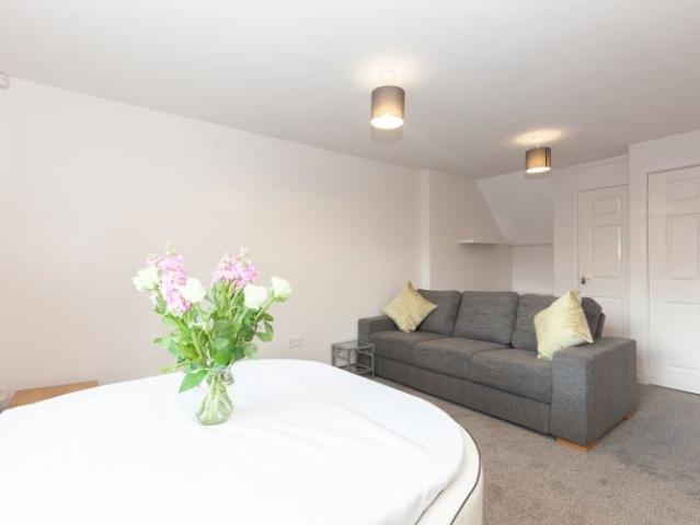 Hollow Way, Cowley OX4, 1 bed flat to rent, £1,300 pcm | PrimeLocation