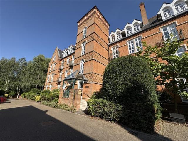 Holloway Drive, Virginia Water. 2 bed flat to rent £2,100 pcm £485 pw