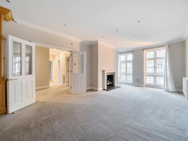 Holloway Drive, Virginia Water, GU25 2 bed flat to rent £2,800 pcm £646 pw