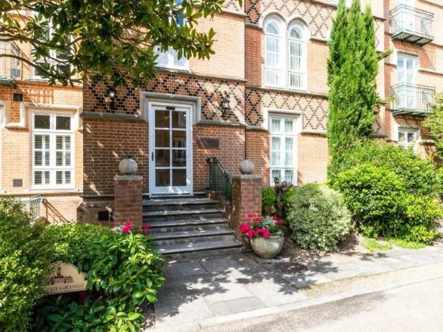 Holloway Drive, Virginia Waters GU25, 2 bed flat to rent, £2,500 pcm | PrimeLocation