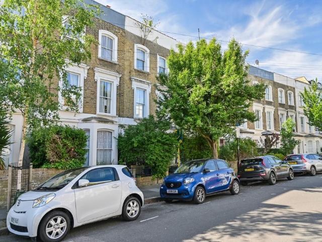 Holloway, London, N7 3 bed flat to rent £3,600 pcm £831 pw