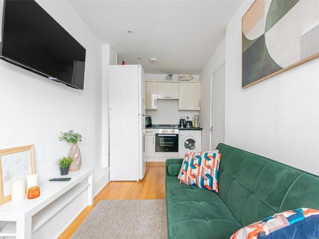 Holloway Road, Holloway, London N7, 3 bed flat to rent, £2,950 pcm | PrimeLocation